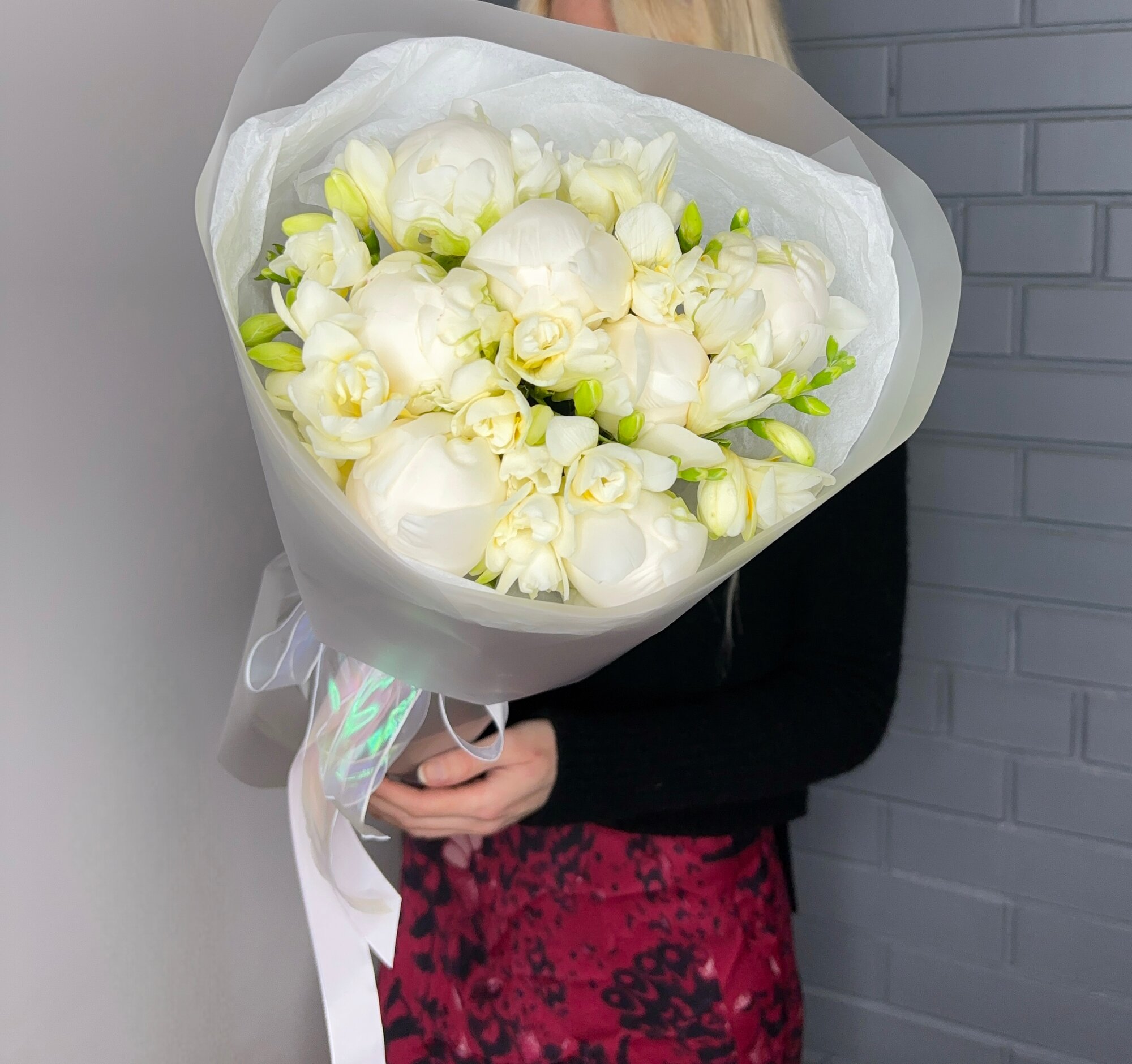 Букет белые пионы Мадам Клод Тейн и ароматная фрезия