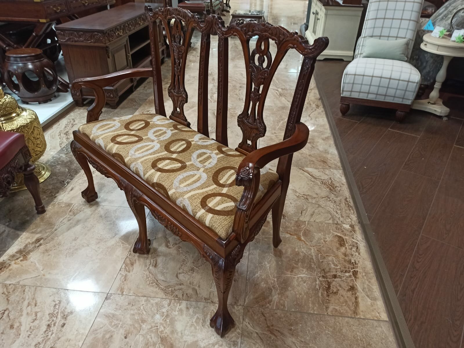 Скамья в стиле Chippendale от DOMKORLEONE, текстиль, красное дерево (mahogany wood), цвет орех NAA ( светло-коричневый)