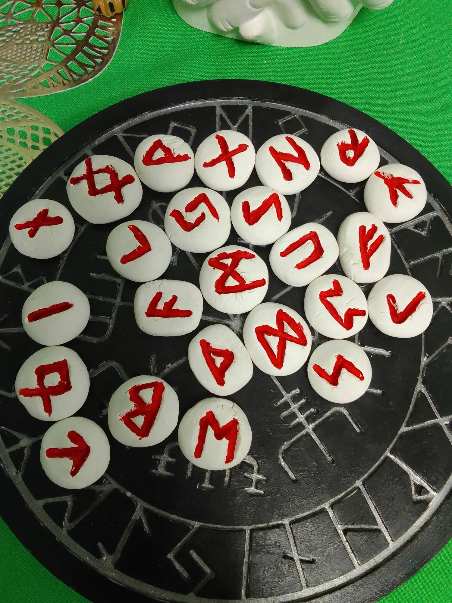 Руны гадальныe, глина, 2.5 x 2.0 см, ручная лепка, 24 штуки, белый/красный