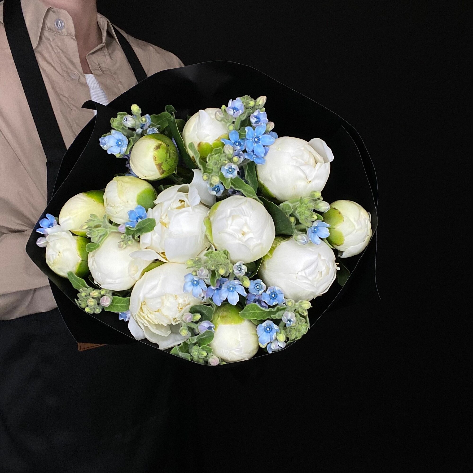 Букет из белых пионов