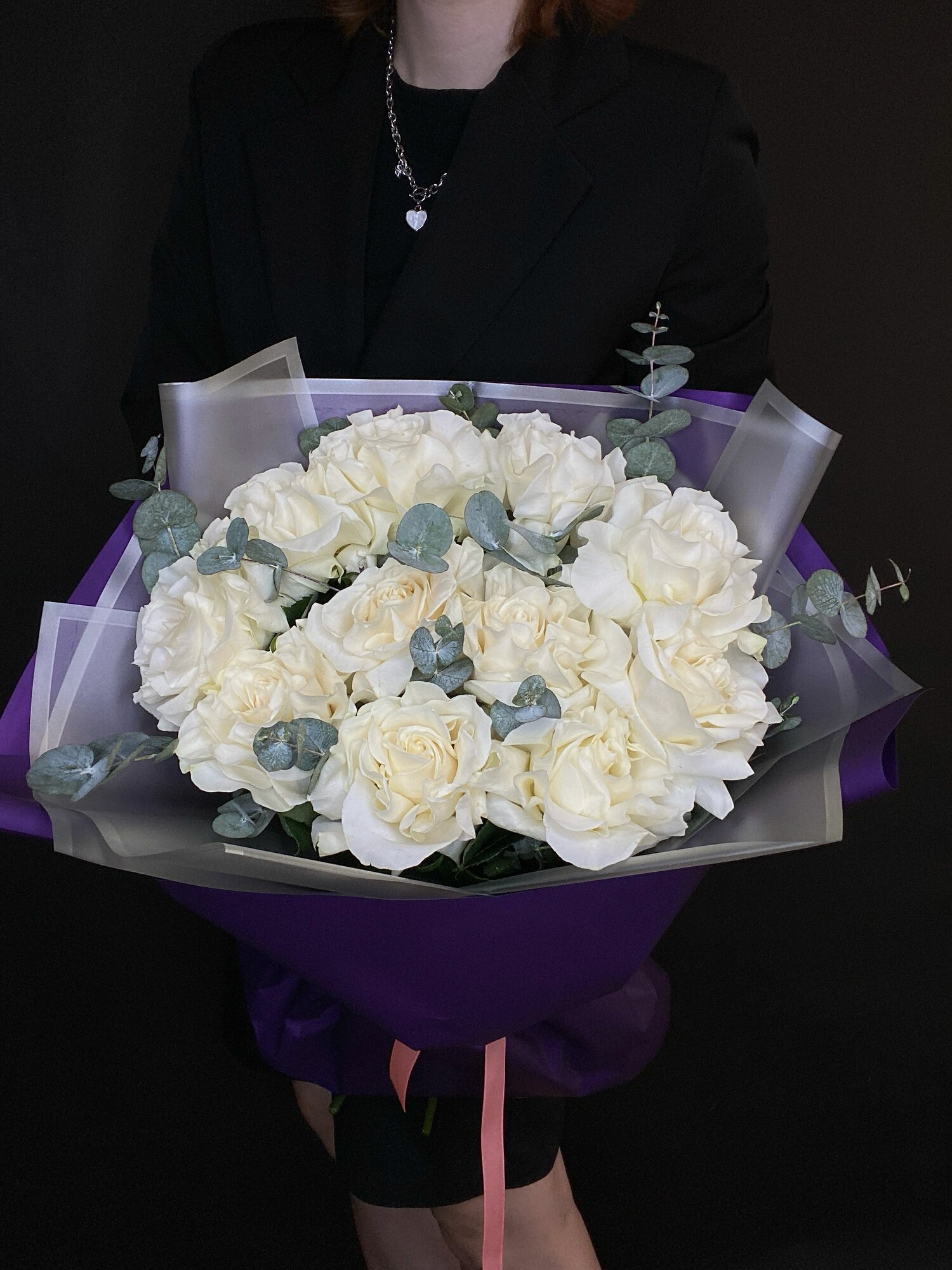 Белые розы (французские розы 11 шт, эвкалипт 4 шт.), высота букета 50 см