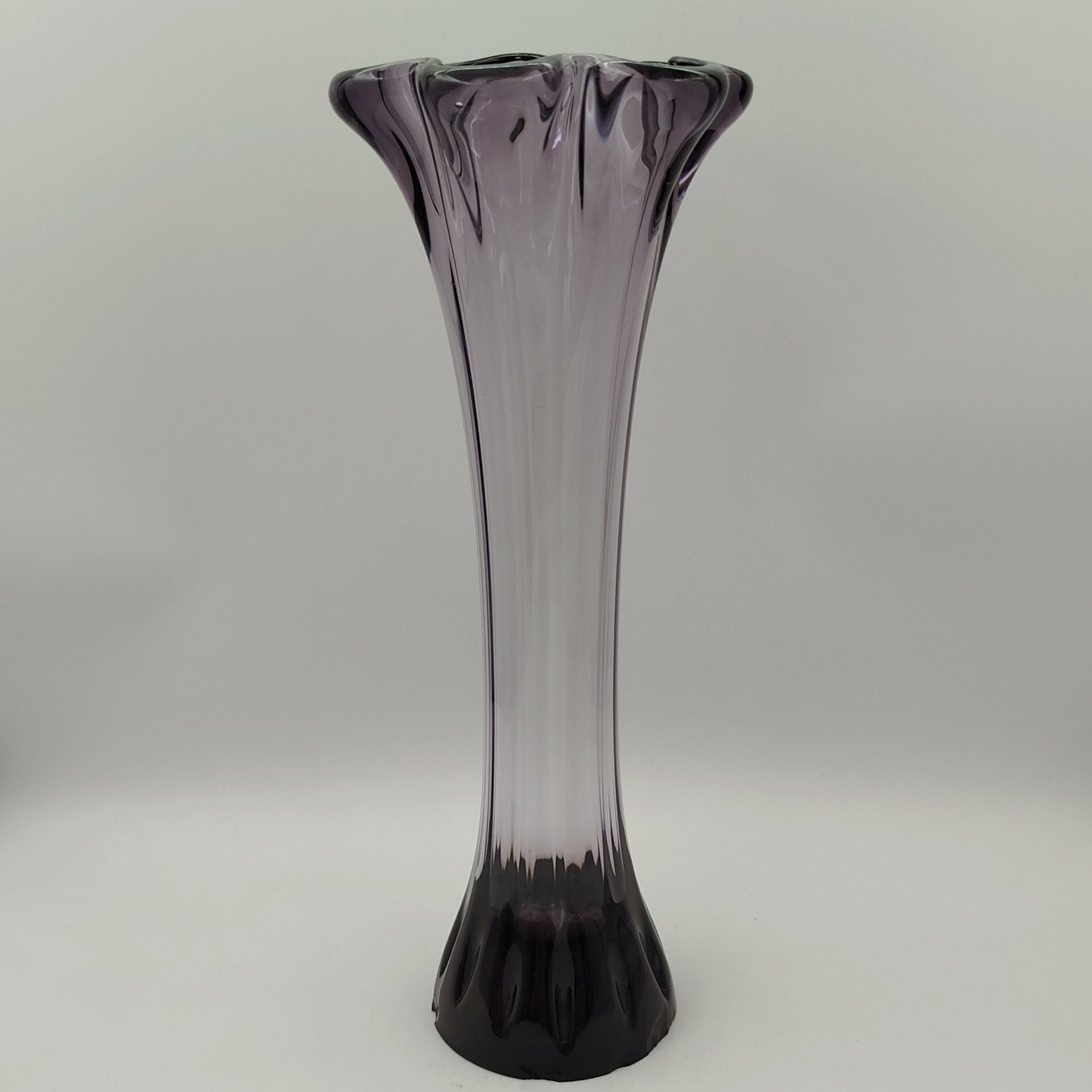 Ваза вытянутой формы с фигурным бортом, цветное стекло, гутная техника, СССР