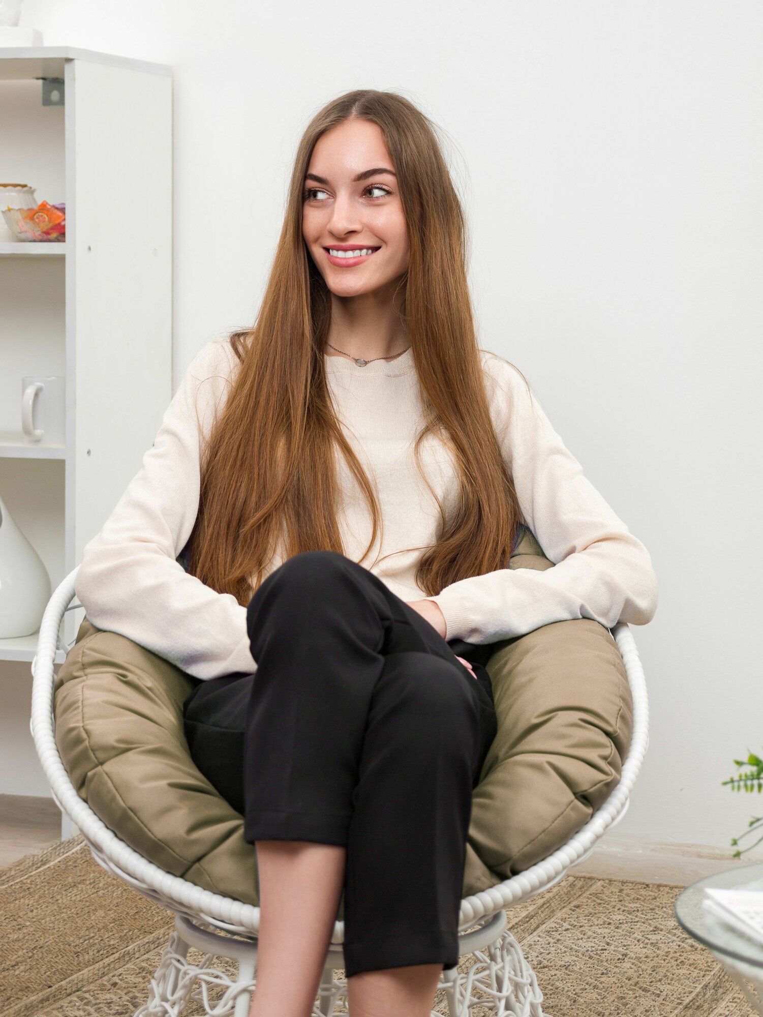 Детское садовое кресло пончик, с ротангом белое, бежевая подушка