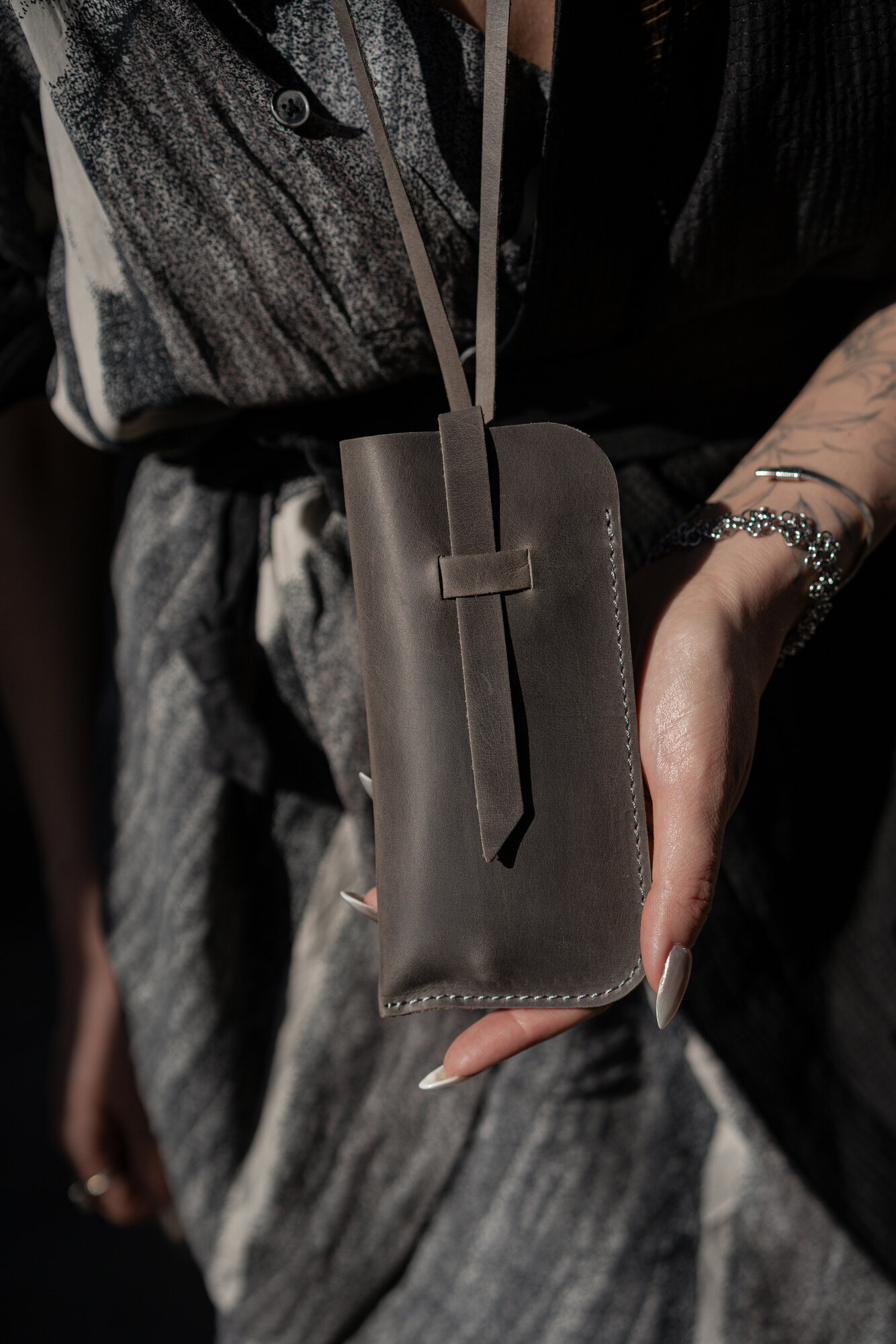 Кожаный мягкий чехол футляр для очков на шнурке/Очечник из натуральной кожи на шею