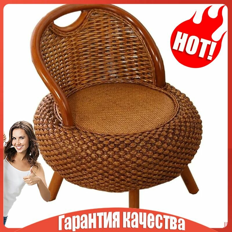 Домашний плетеный стул на балконе