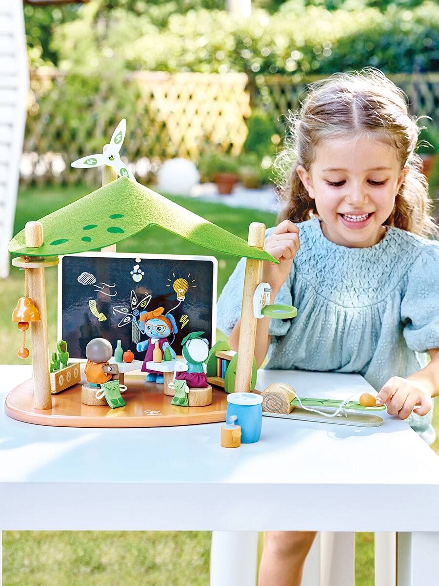 Игровой набор для детей Hape "Мини-дом" Лесная школа с фигурками животных, 36 предметов E3428_HP