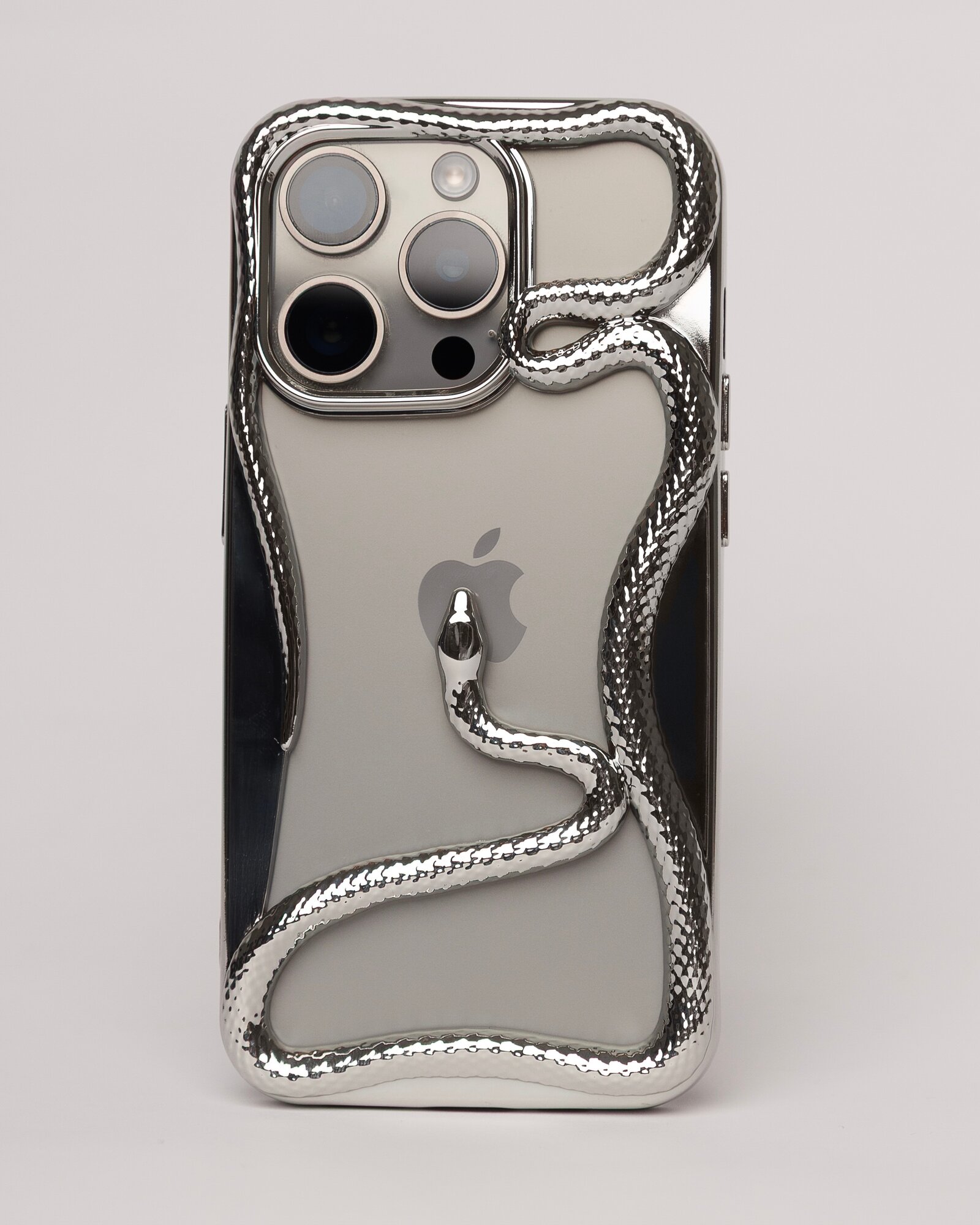 Чехол серебристого цвета на iPhone 12 Pro Max с змеиным принтом, пластик
