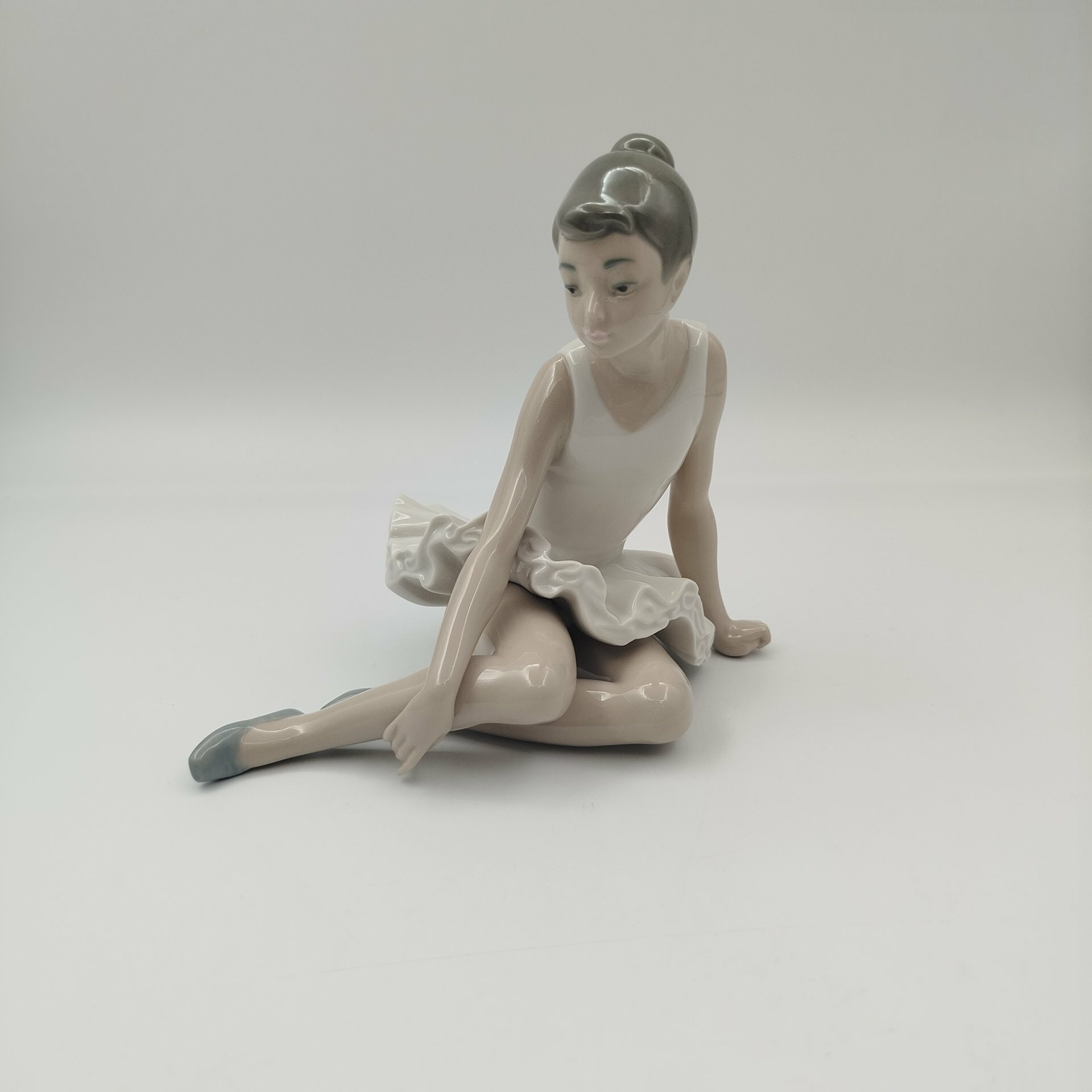 Статуэтка "Сидящая балерина", скульптор Vicente Martínez, фарфор, роспись, NAO Porcelain