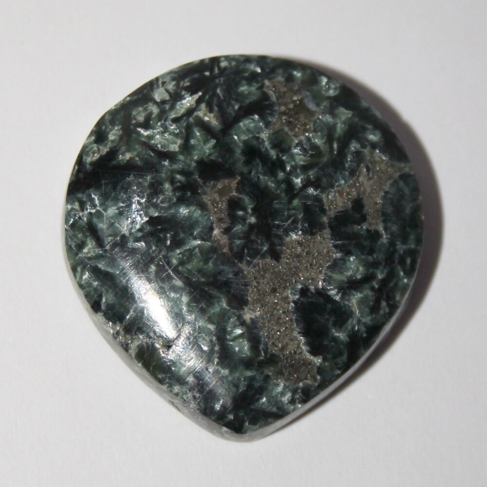 Клинохлор Серафинит кабошон, 27х25х4 мм, Сибирь, "True Stones"