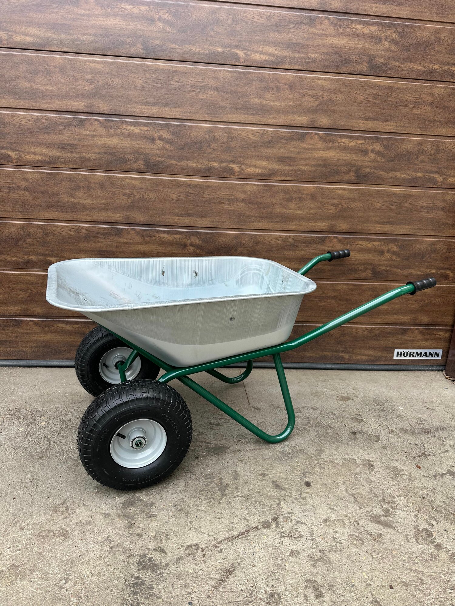 Тачка строительная усиленная двухколесная FINKA-2 (110л/250кг), на широких колесах и с усиленным кузовом.