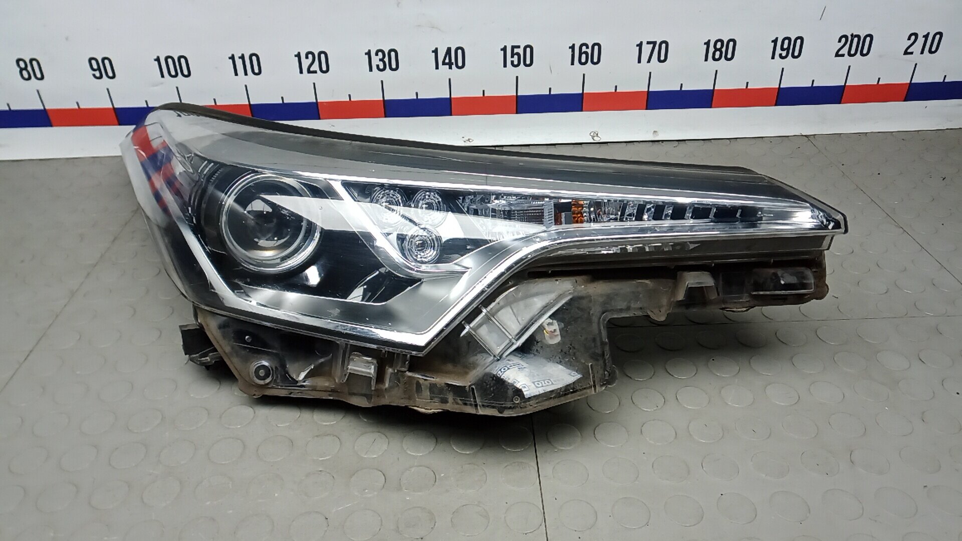 Фара правая TOYOTA C-HR, Номер 81130F4010