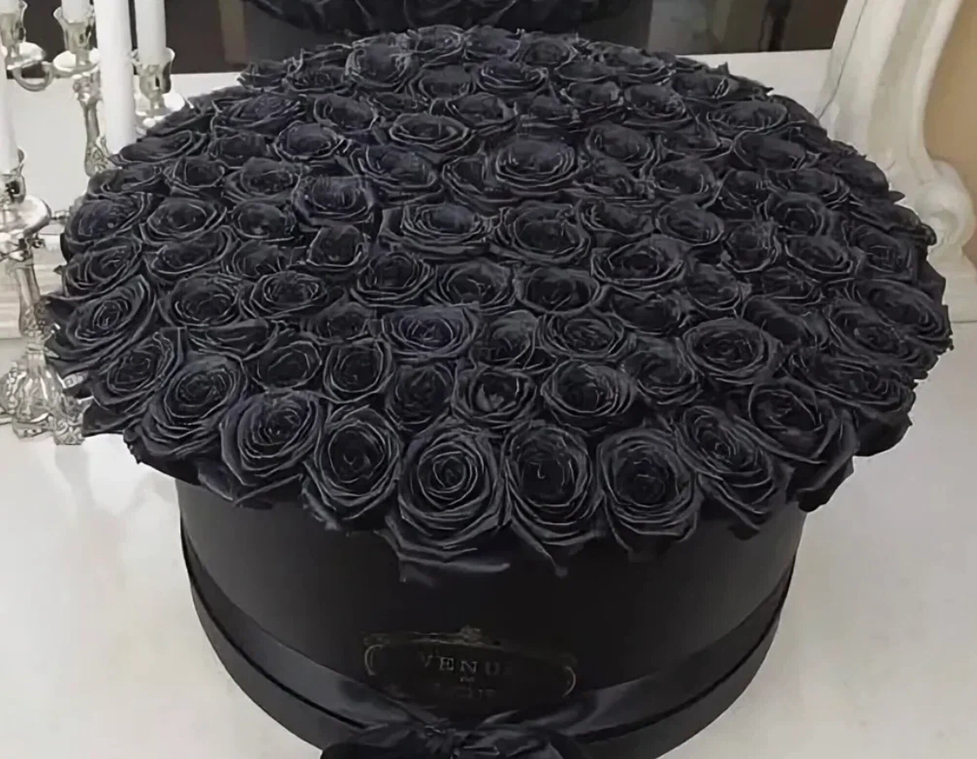 Букет ShokoFlowers "Черные розы", 101 цветок, в шляпной коробке