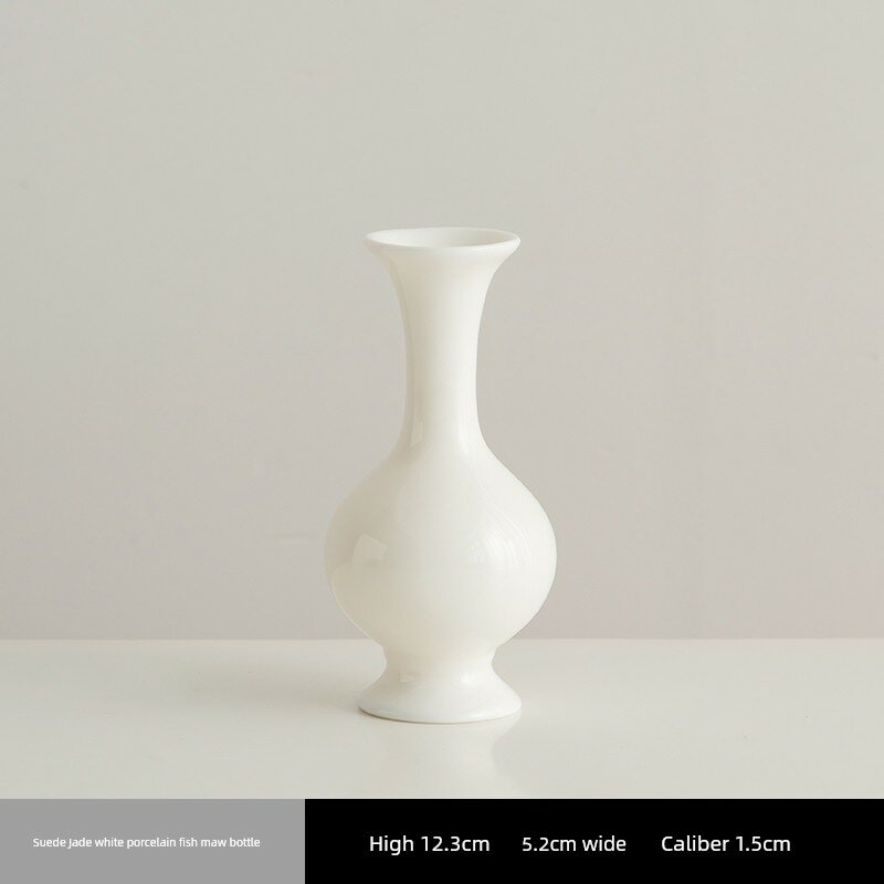 Suet-fat нефрит, белый фарфор, чистая бутылка, чистые белые керамические украшения, ваза, цветочная посуда, чайный
