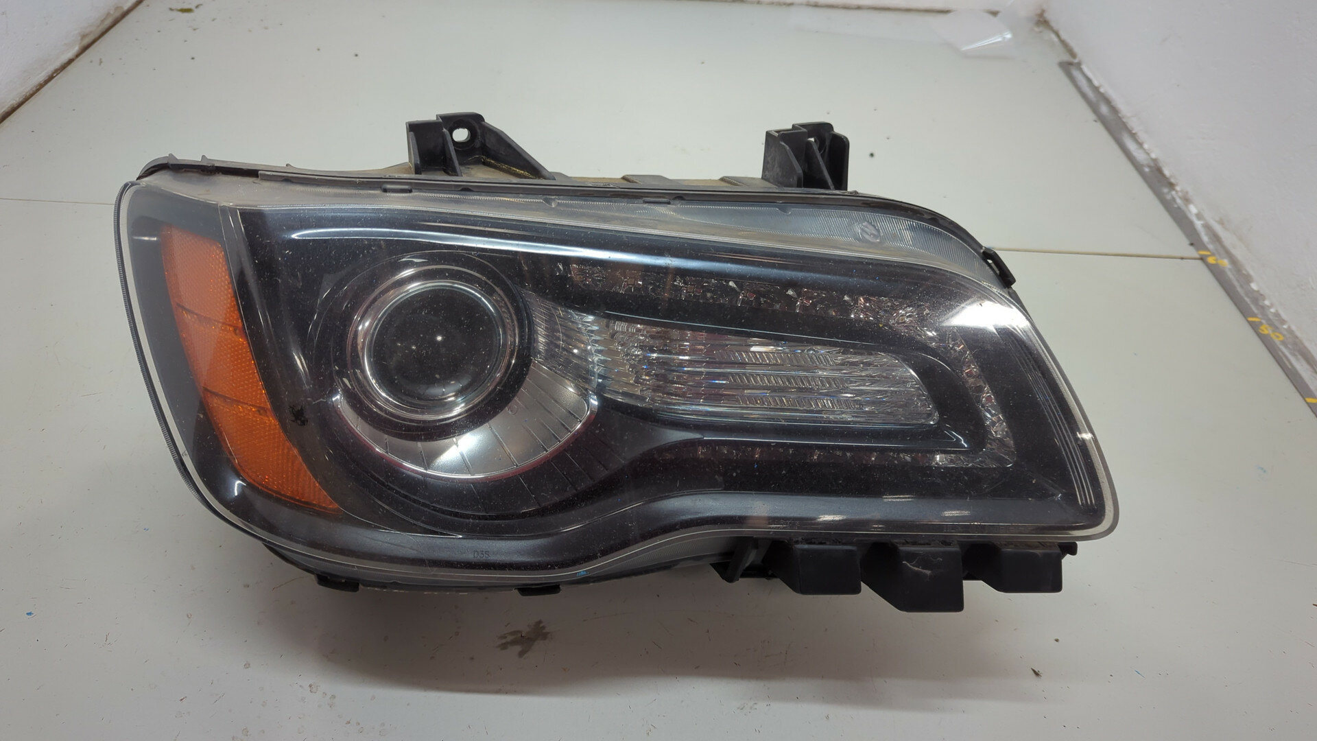 Фара (передняя) правая Chrysler 300C Б/У