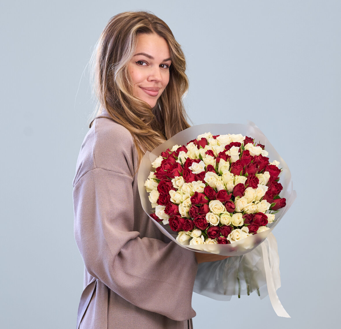 101 кенийская роза микс в красивой белой упаковке из пленки под атласную ленту