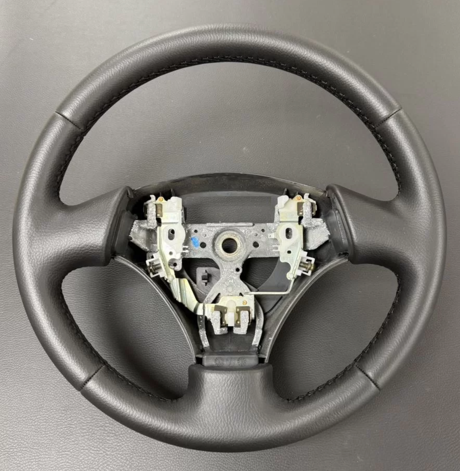 Руль Toyota Corolla 9 Б/У после перетяжки.