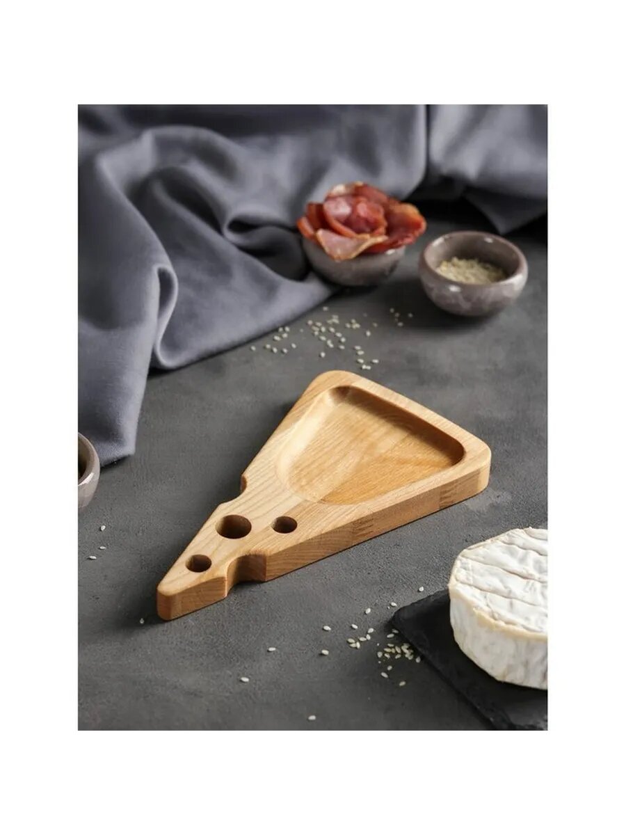 Элегантная деревянная доска для подачи сыра и закусок