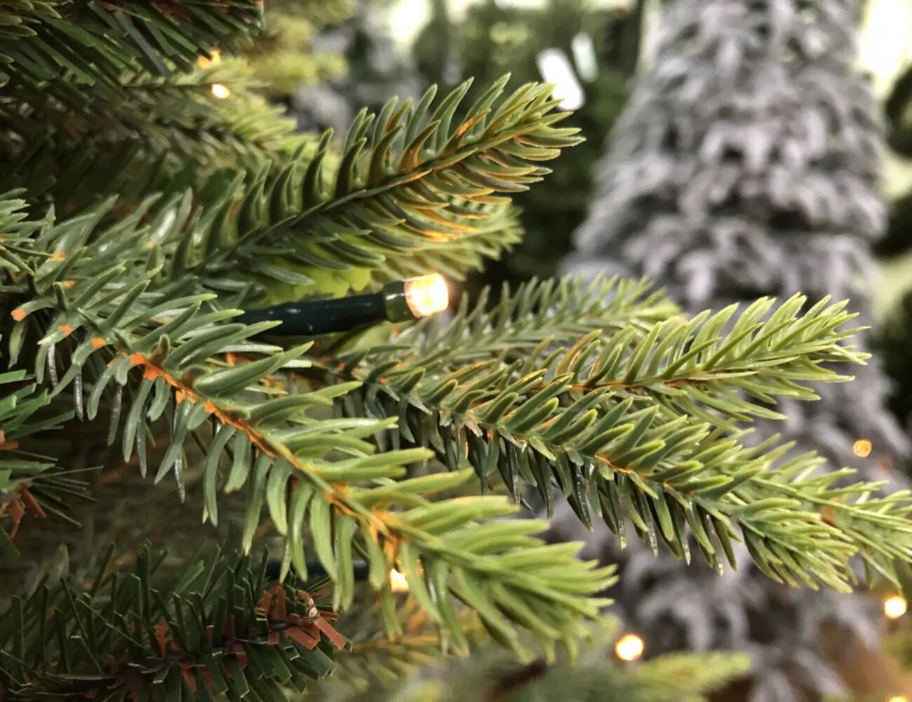 Искусственная елка с лампочками Королевская Стройная 155 см, 128 теплых белых ламп, литая + ПВХ, Triumph Tree