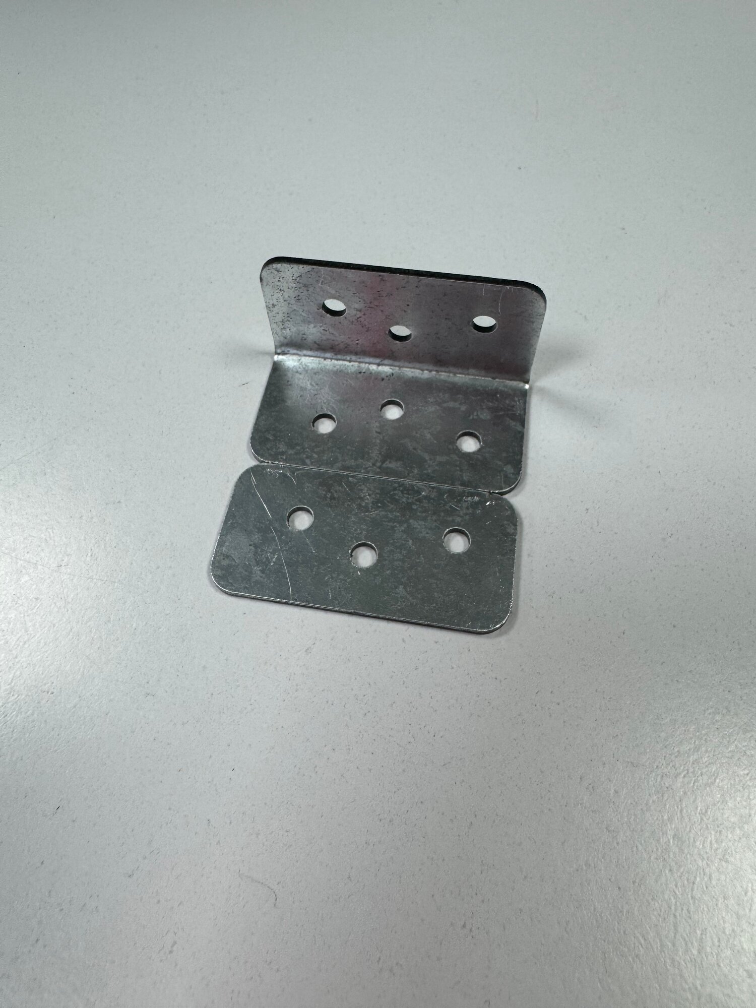 Уголок крепежный 50x25x50 мм, перфорированный, толщина металла 1,5мм