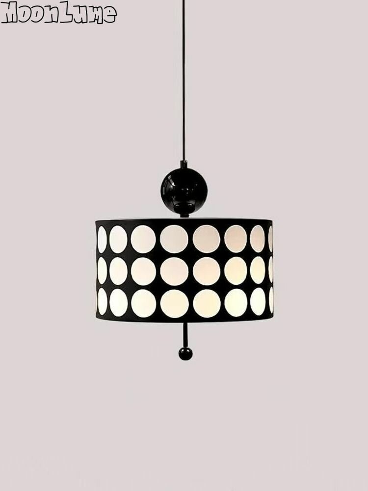 Кремовая люстра в горошек в средневековом стиле