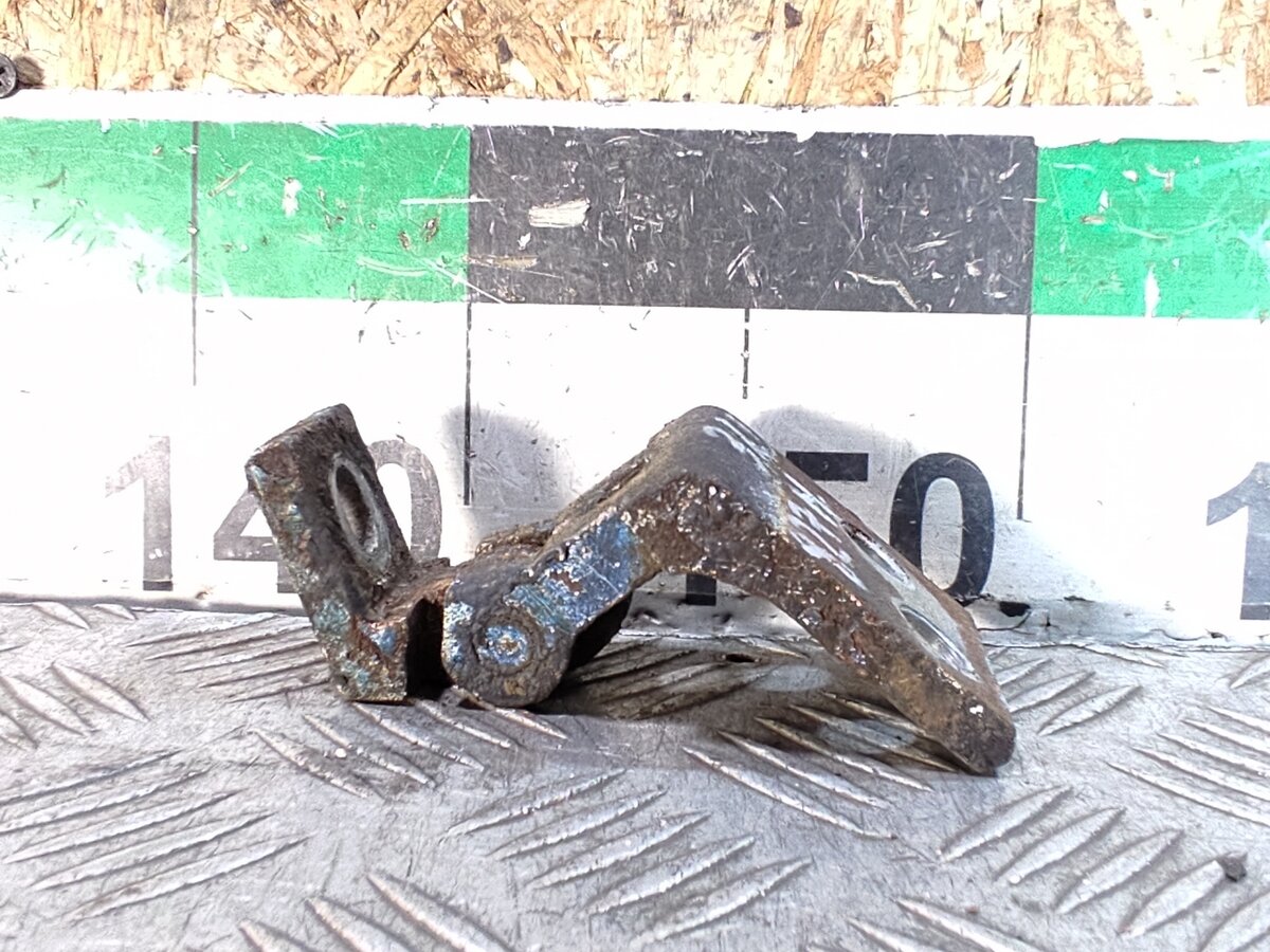 Петля двери задней левой нижняя VOLKSWAGEN Golf 3 1H0831403