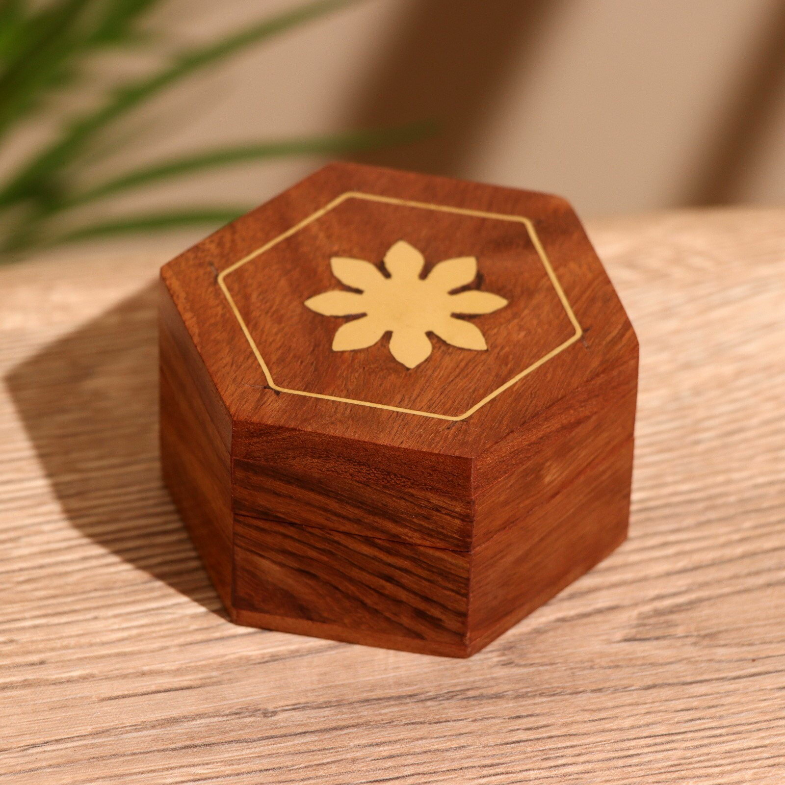 Шкатулка "Солнце", 6.5x7.5x4 см, дерево шишам, цвет: золотистый