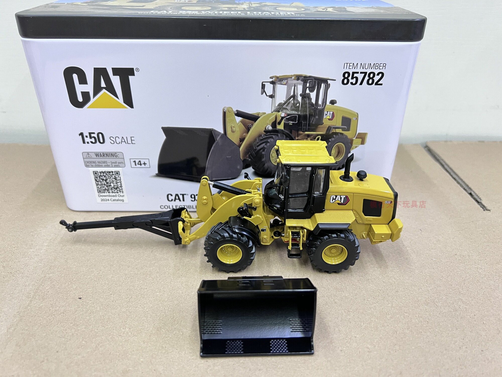 Модель колесного погрузчика CATERPILLAR 938, 1:50, литая металлическая, коллекционная, 85782