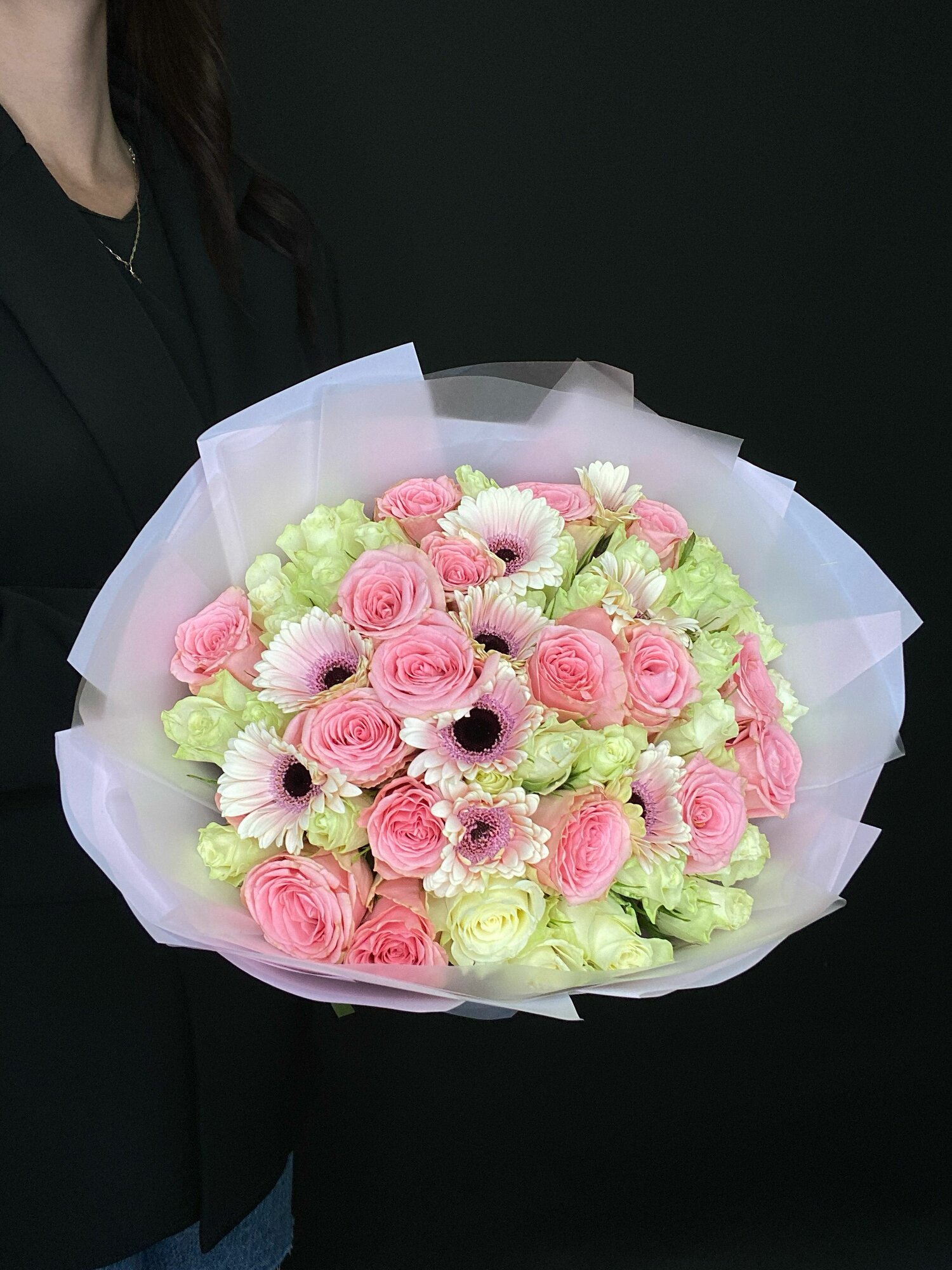 Сборный букет «Герберы с розами», 59 цветков, 40 см х 35 см, цвет: белый/розовый