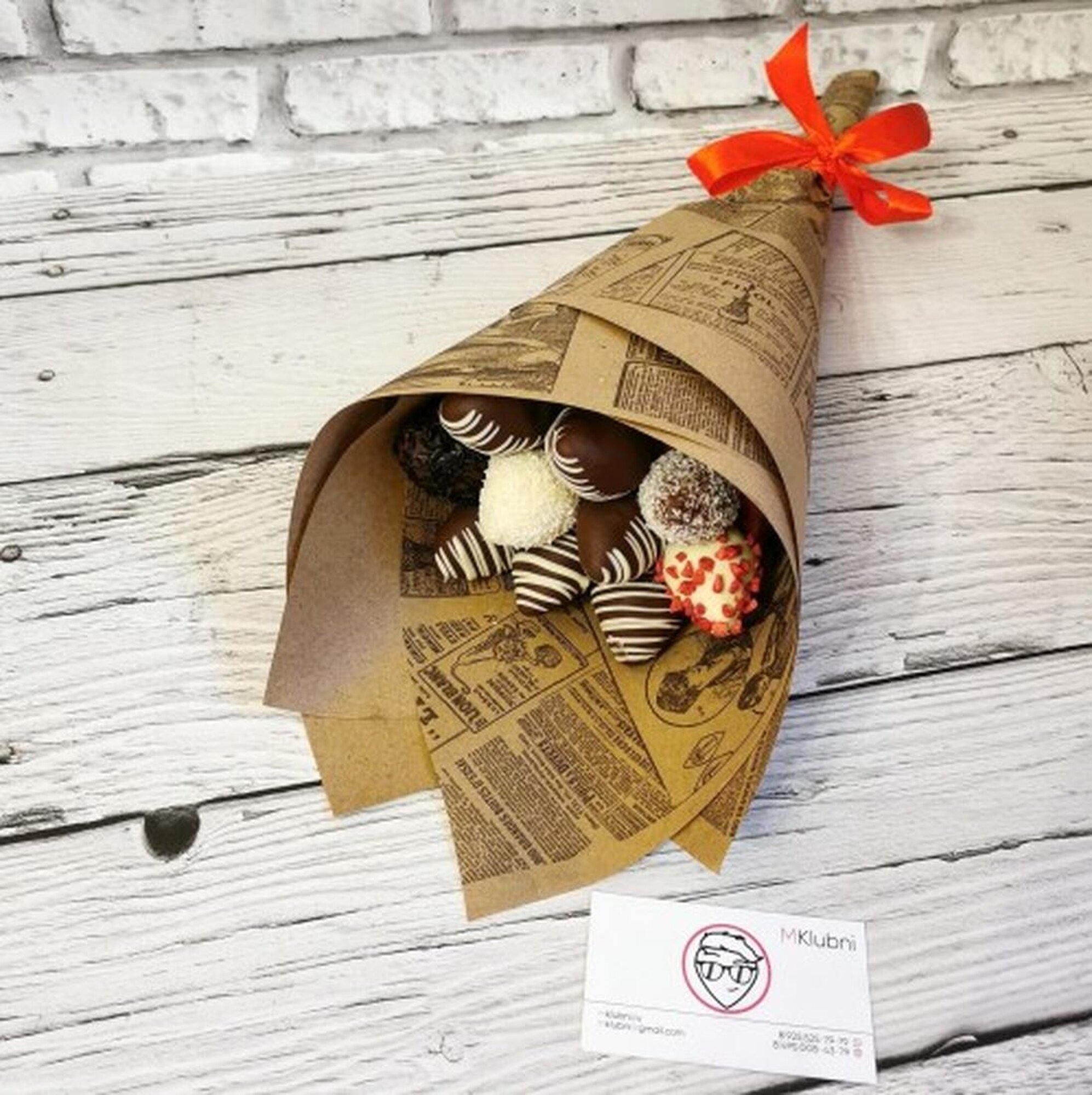 Подарочный букет Mklubni "Little Big", клубника в шоколаде, в крафтовой упаковке