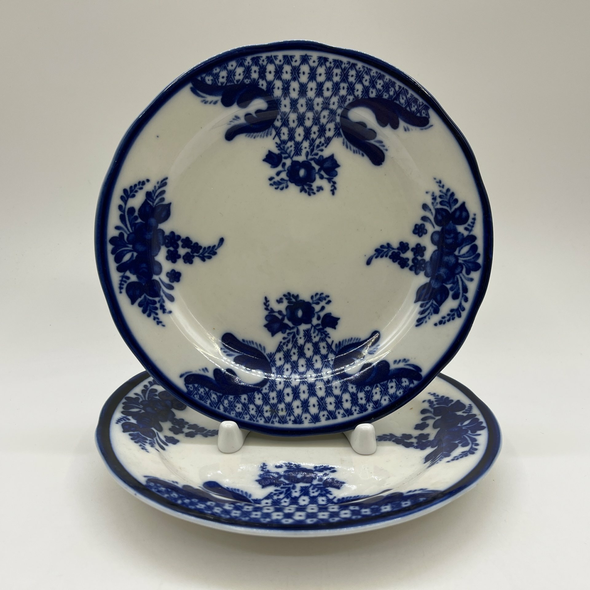 Пара тарелок с растительным декором, Гжель, фарфор, роспись, Россия, 1990-2010 гг.