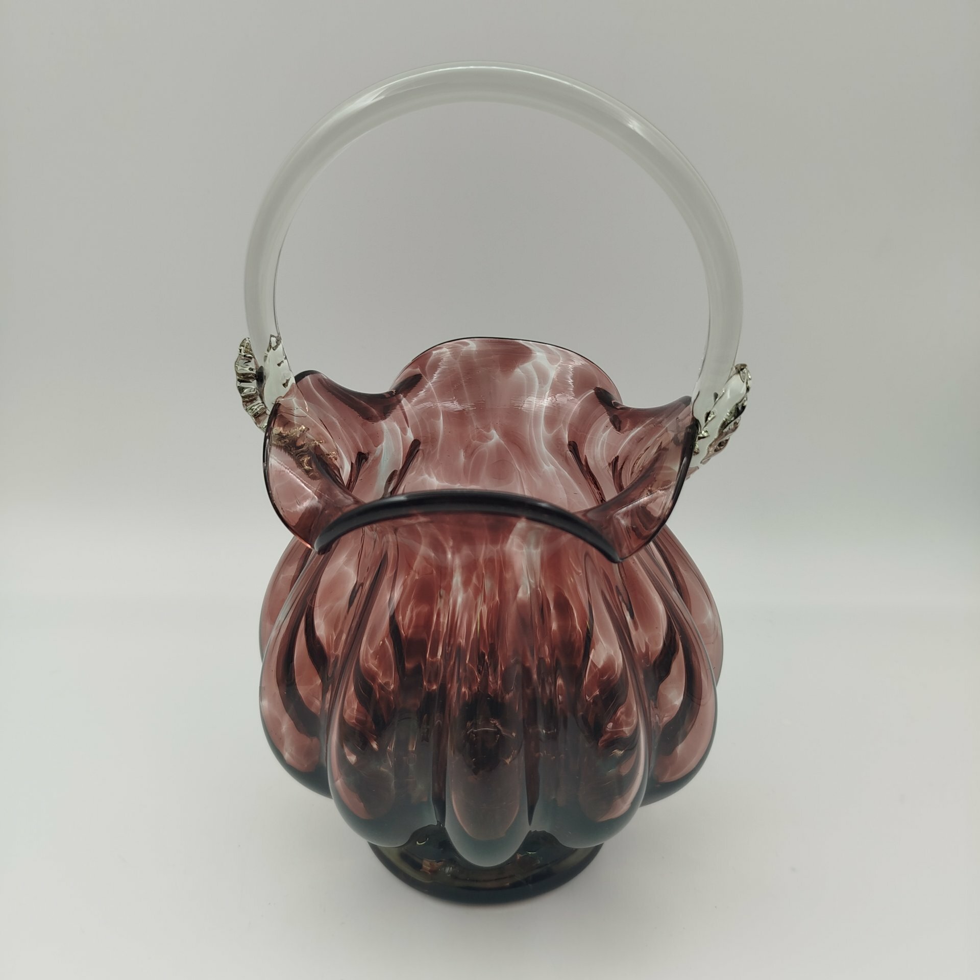 Конфетница в форме корзиночки марганцевого оттенка, стекло, гутная техника