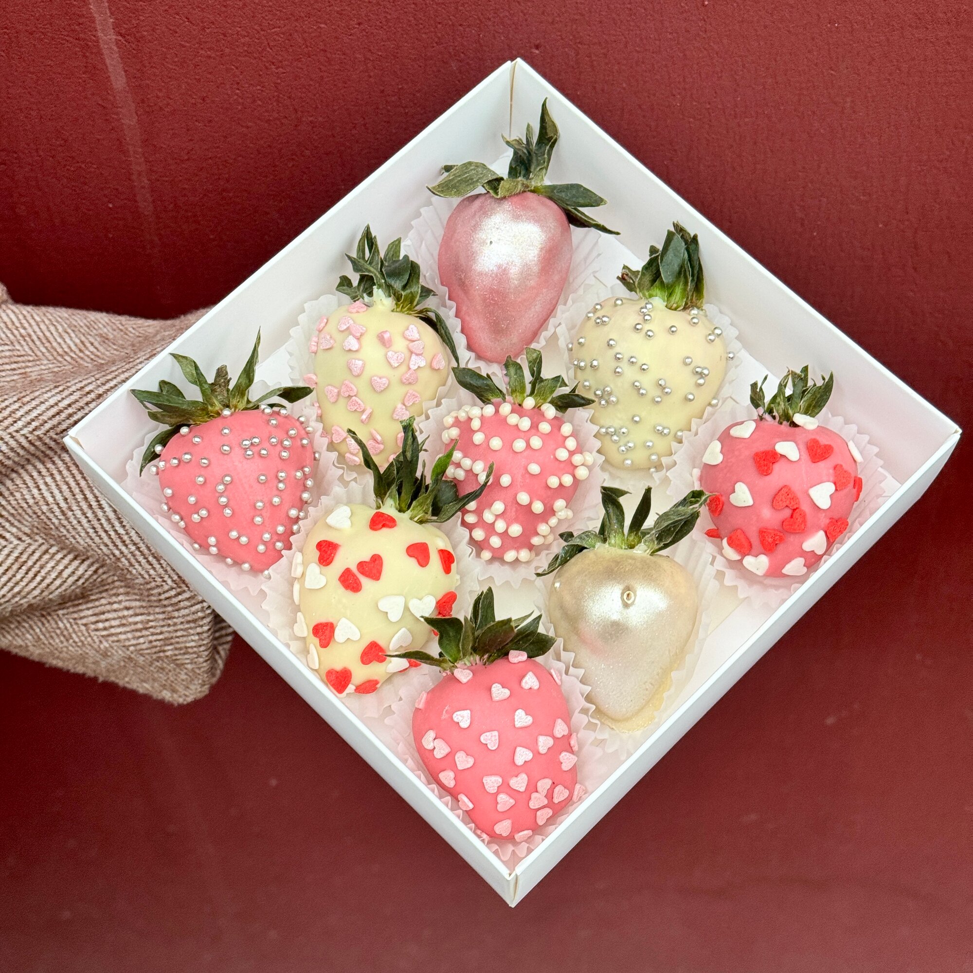 Набор клубника в шоколаде "Искра” (9-12 ягод) в подарочной упаковке