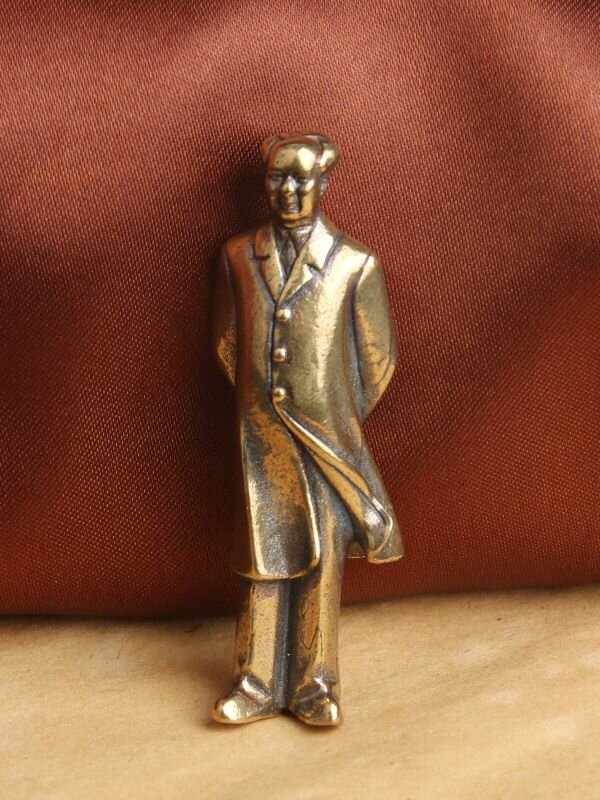 Бронзовая статуя председателя Мао Цзэдун