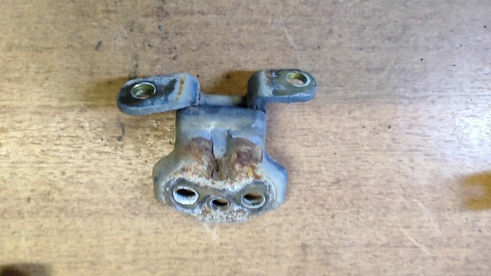 Петля двери передней правой верхняя Kia Sportage 1 0K01858210