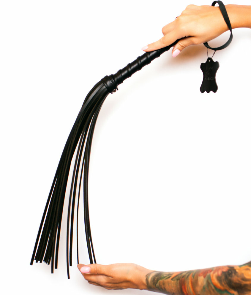 Длинный флоггер из натуральной кожи с петлей для руки Scandal чёрный