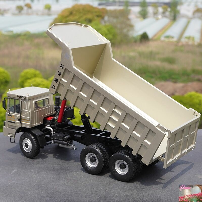 Модель грузовика в масштабе 1:24