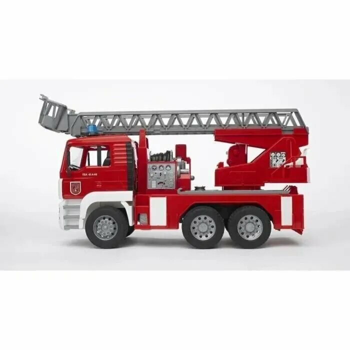 Пожарный автомобиль Bruder MAN с лестницей и помпой ,02-771, 1:16 ,47 см