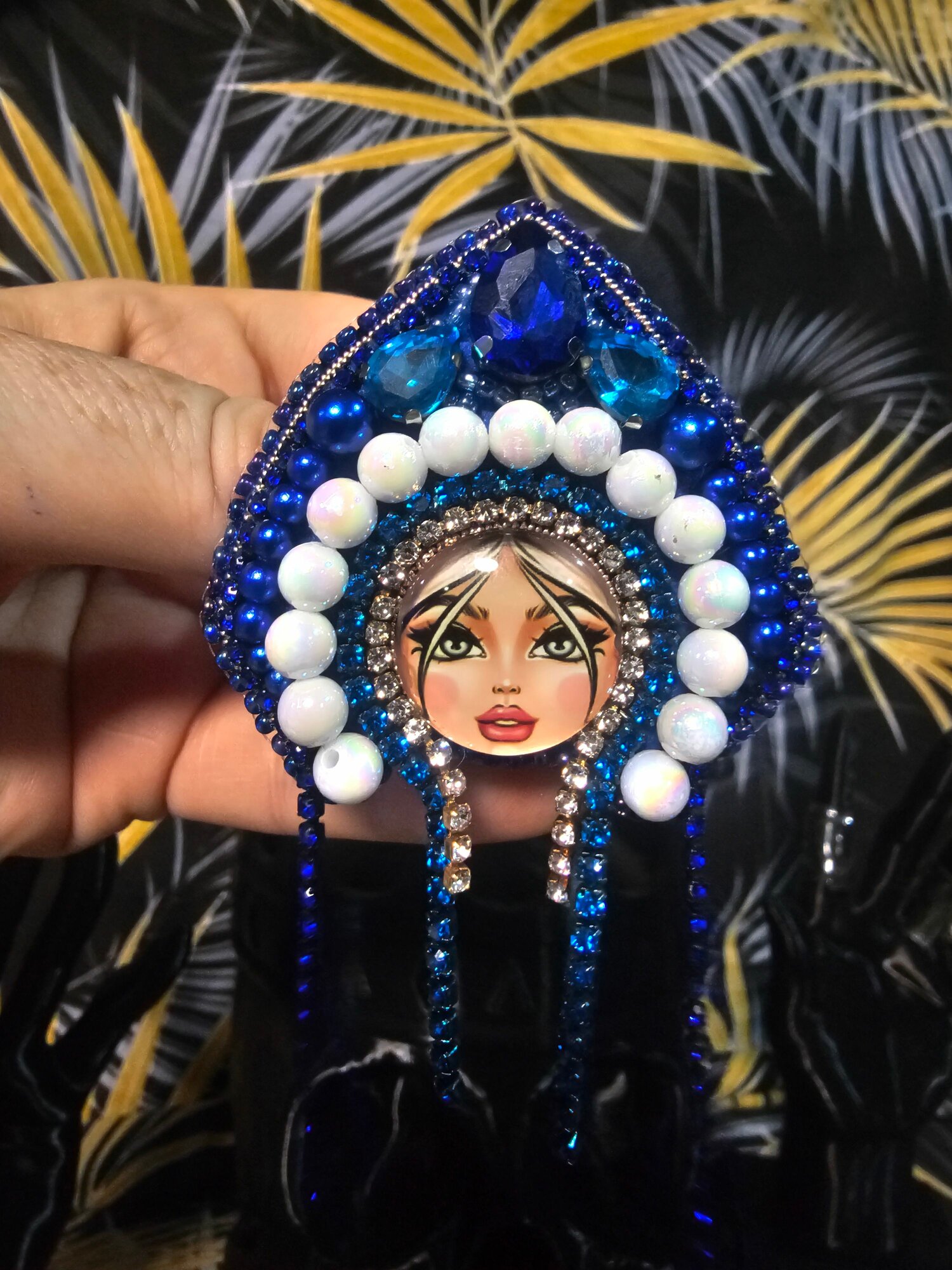 Брошь, стразы