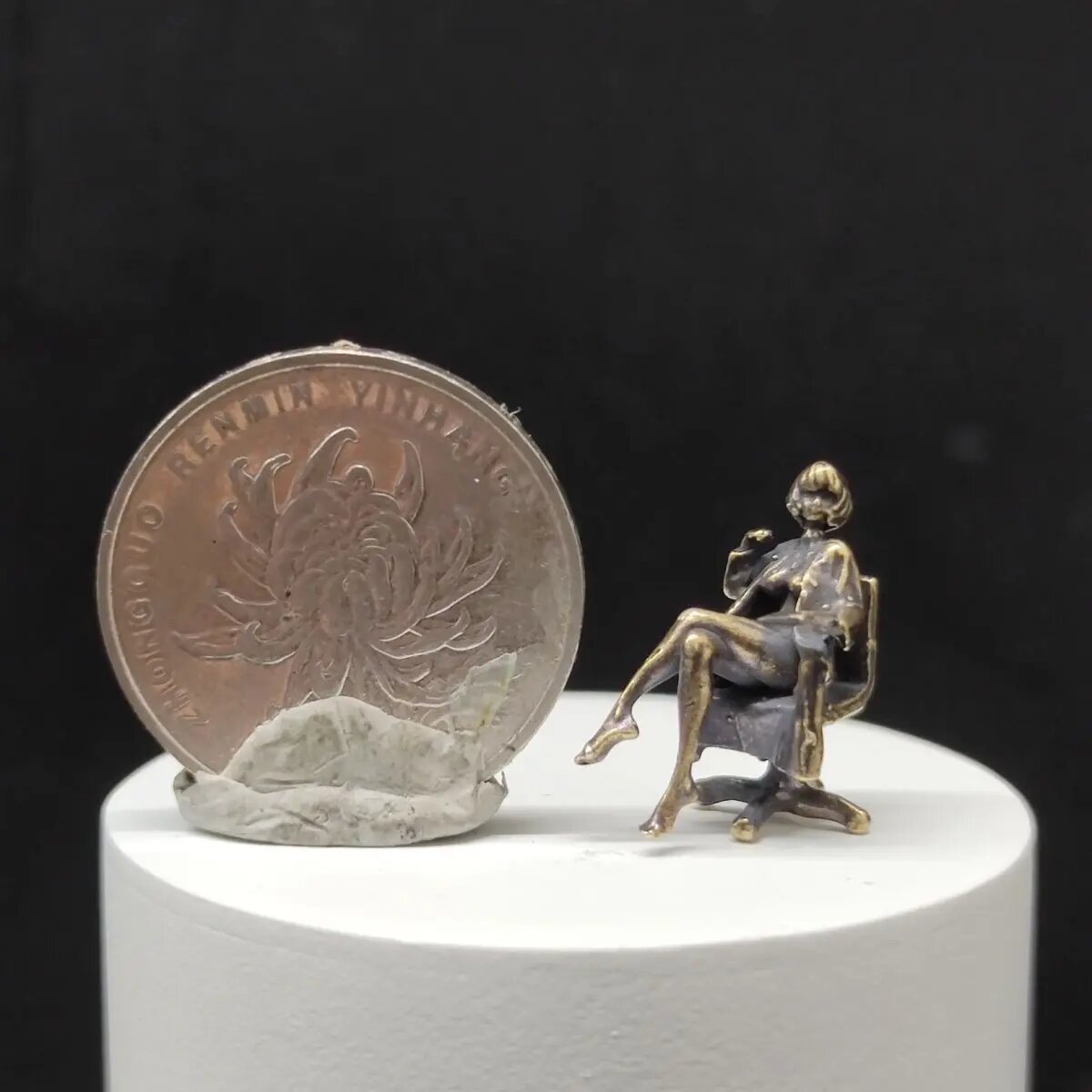 Миниатюрная латунная статуэтка врача