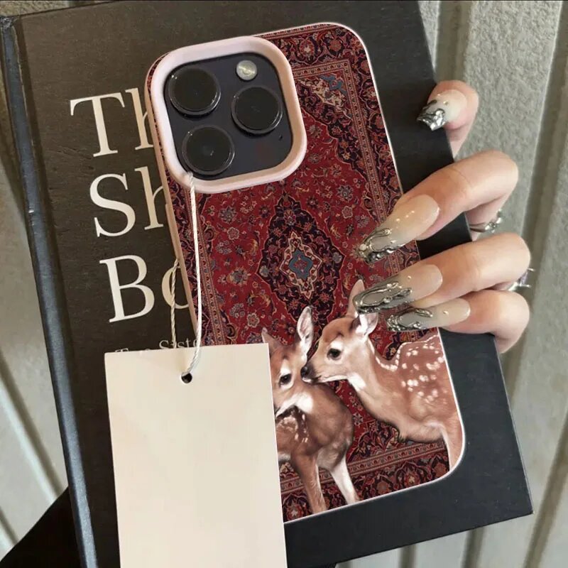 Розовый чехол для iPhone 14 с узором оленя и ковром