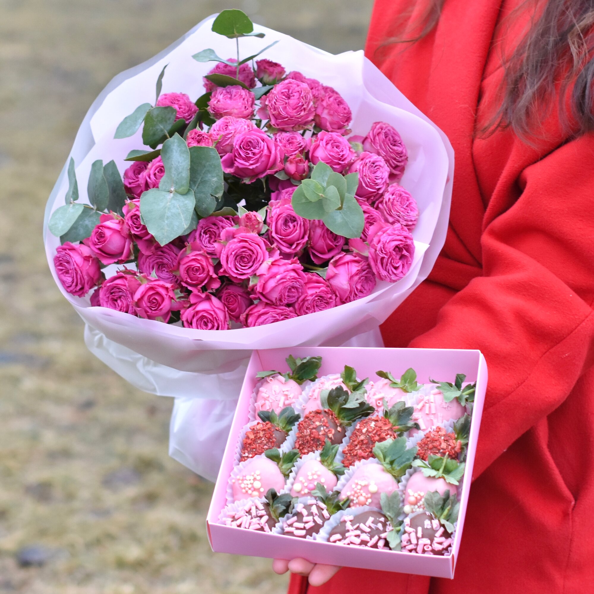 Букет кустовых роз 7 шт с эвкалиптом и набор клубники в шоколаде, подарок девушке, маме, коллеге, сестре, жене