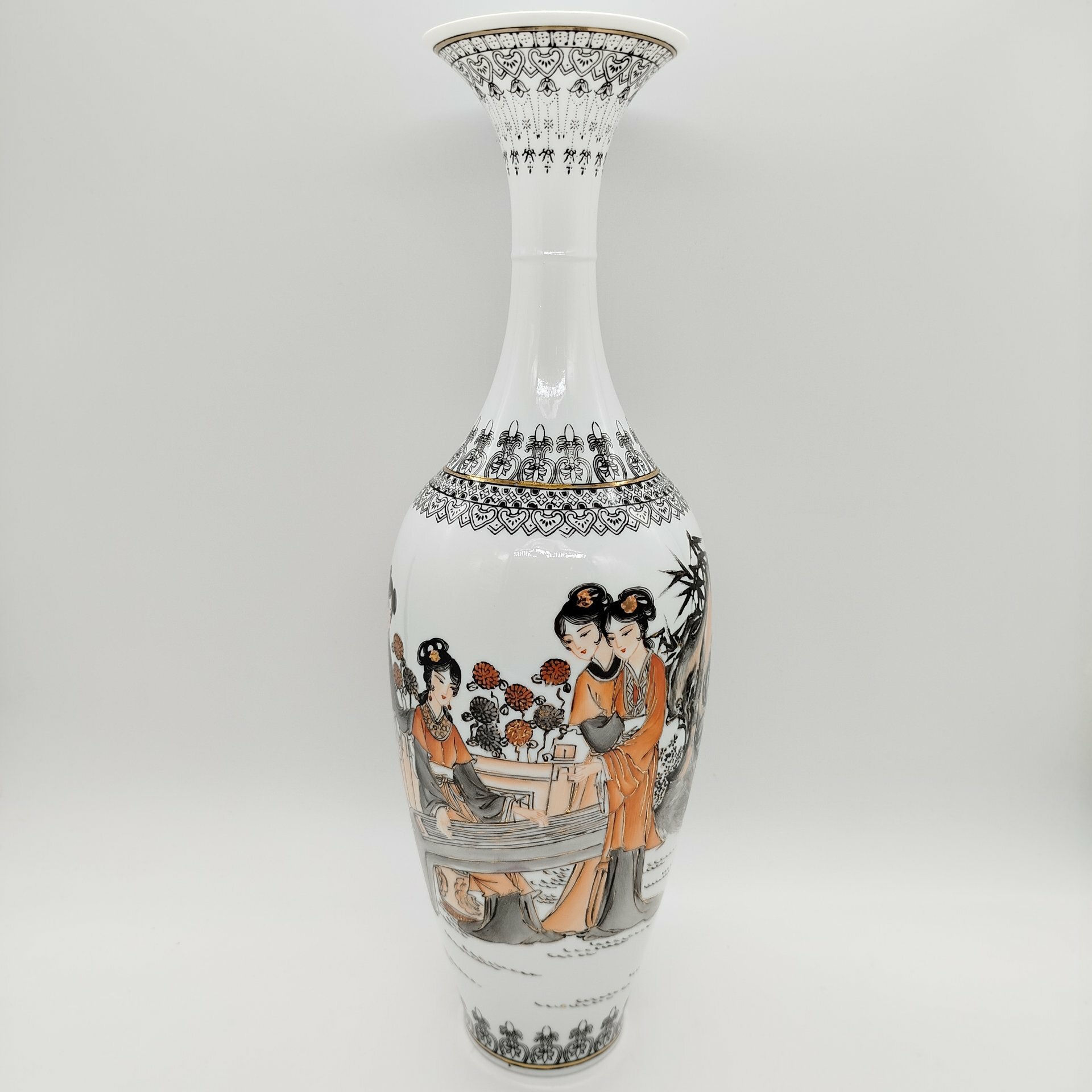 Ваза "Пять красаивц" в коробке, фарфор, роспись, золочение, Китай, 2000-2020 гг.
