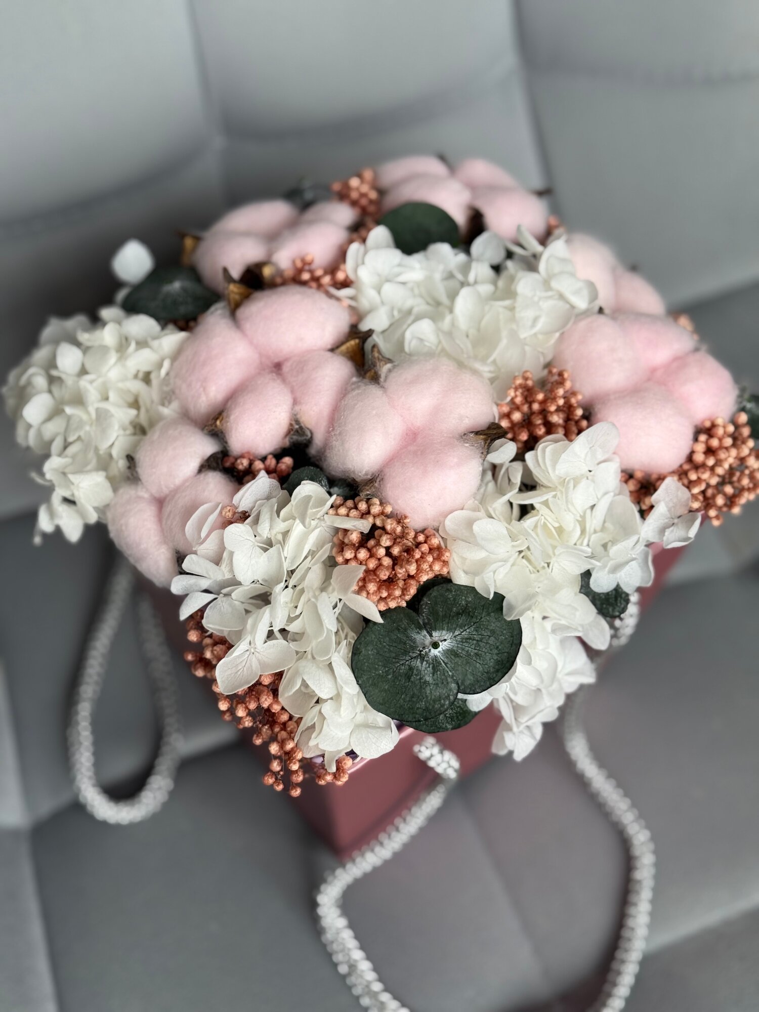 Композиция с гортензией хлопком и озотамнусом