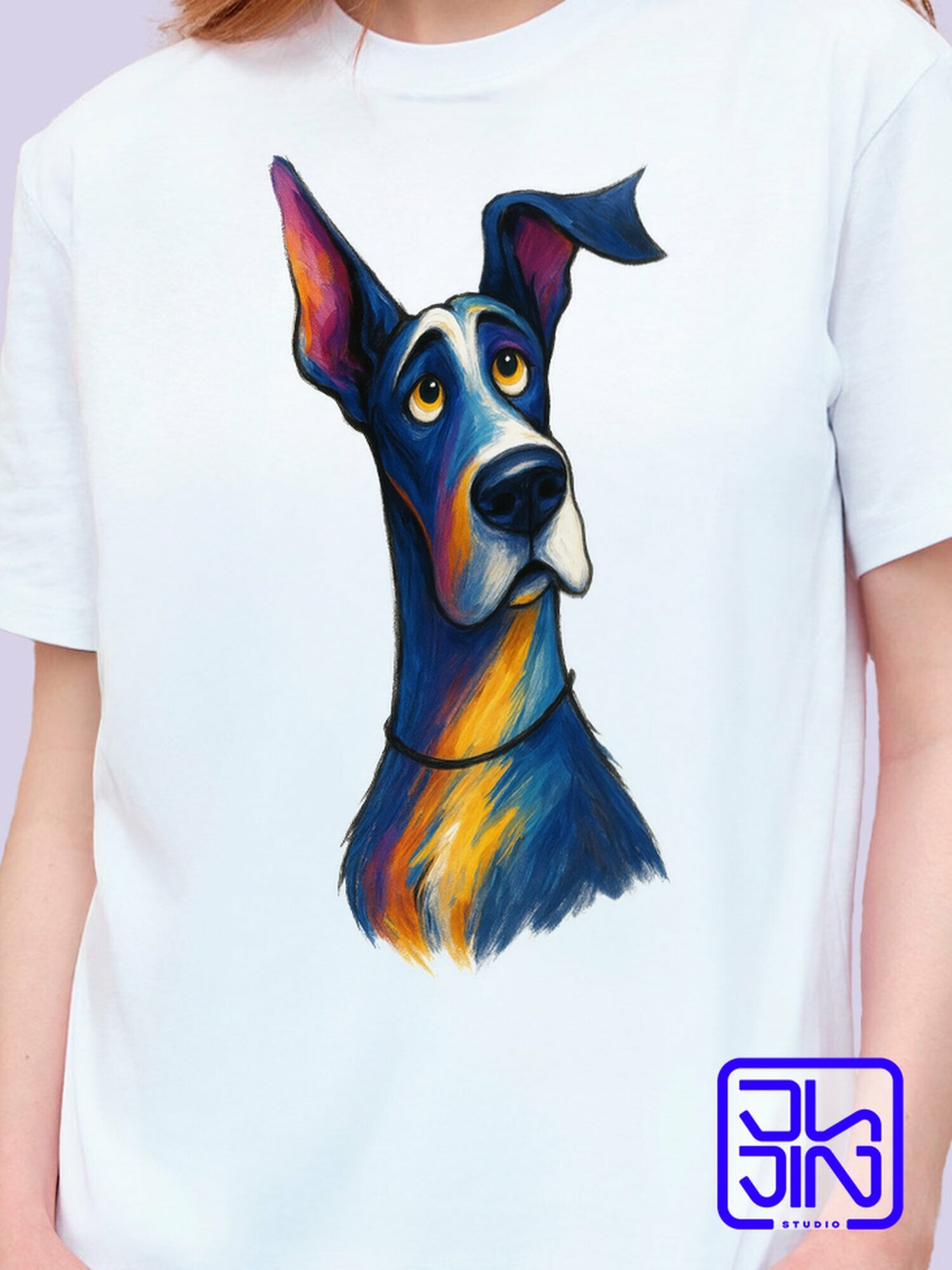 Футболка классическая женская с авторским принтом Выразительная темно-синяя креативная композиция с доберманом в ярком портрете, белый хлопковый трикотаж с прикольным рисунком на груди