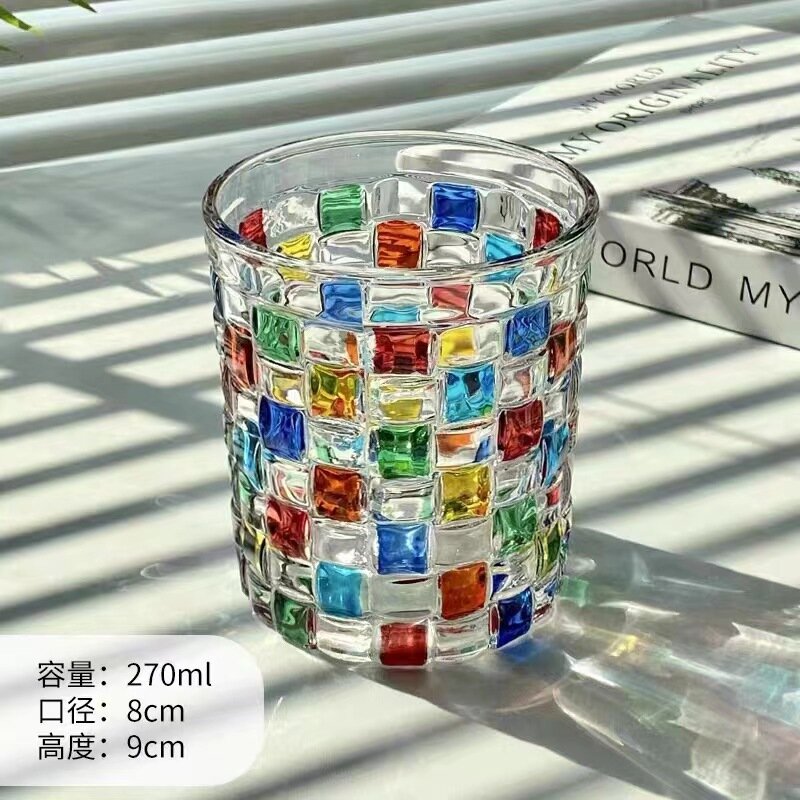 Красные кубики льда, расписанные вручную, на атмосферных стаканах для воды, бокалах для напитков, стаканах для виски и бокалах для крепких спиртных напитков.