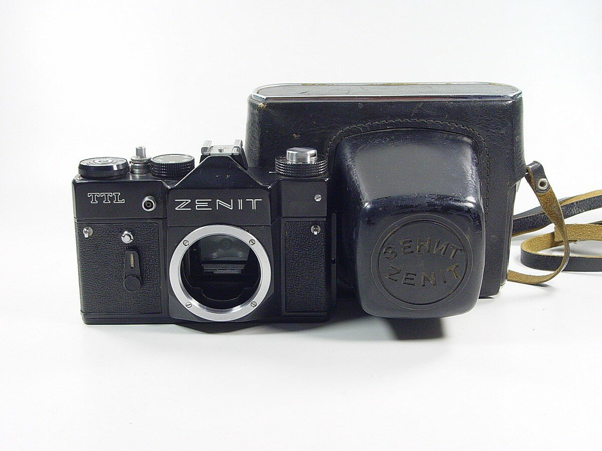 Фотоаппарат старинный Зенит-TTL ТТЛ. Черный корпус. СССР, 1980 г. Металл и пластик. Лот 10