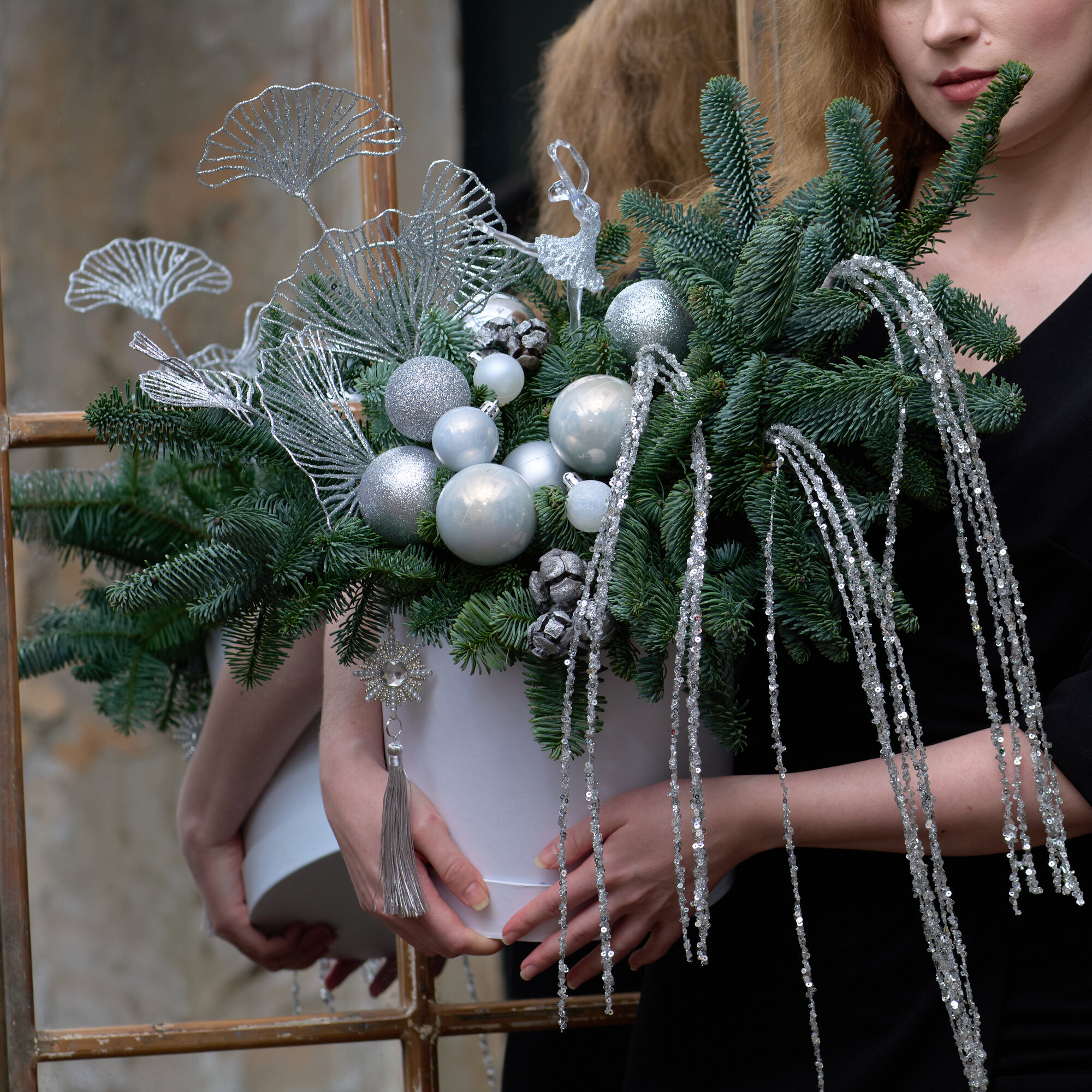 Новогодняя композиция Flor-Pro Flowers в шляпной коробке "Серебро зимы"