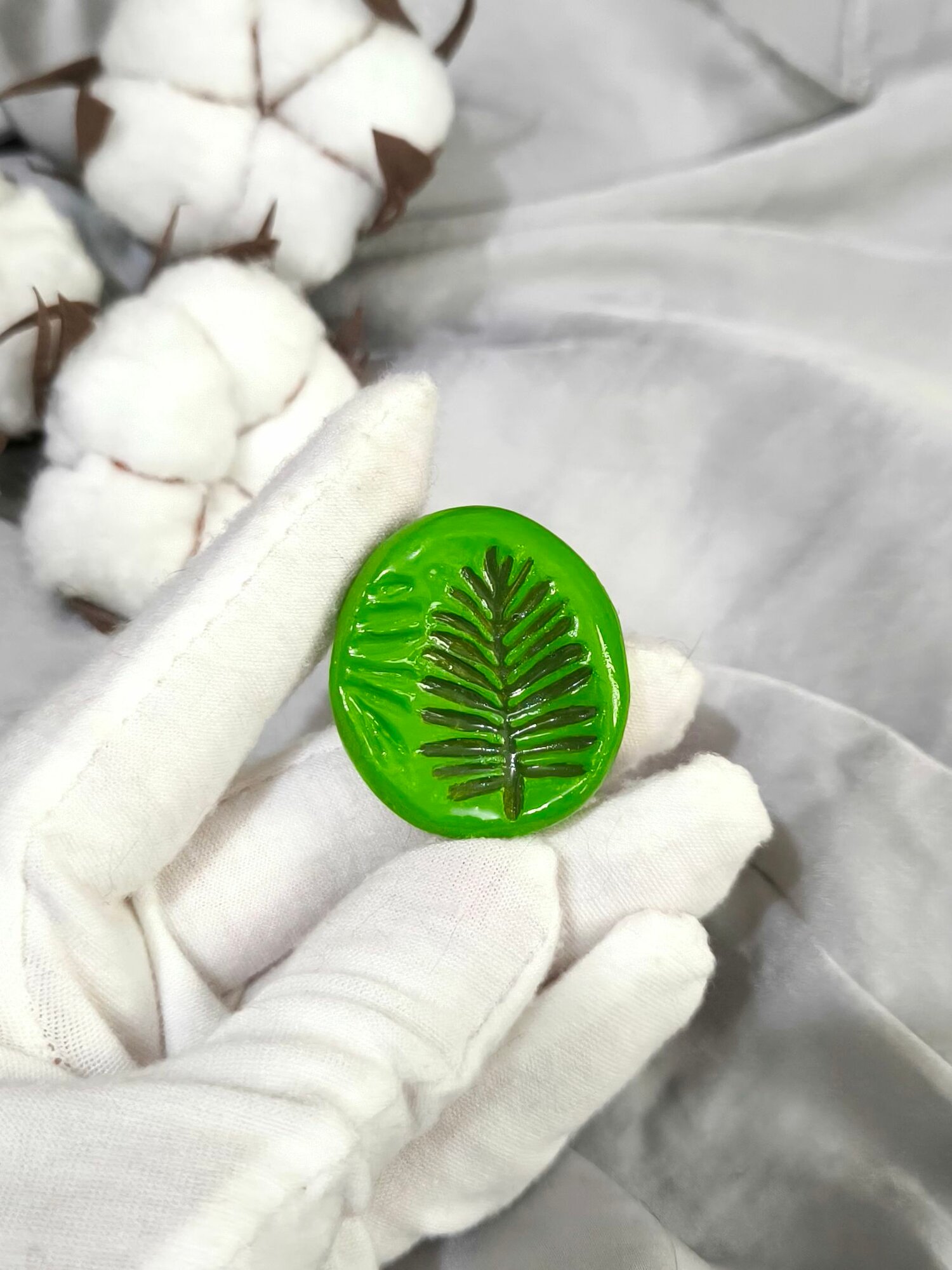 Тревожный камень "Лист из тропиков". Трендовый антистресс. Флористический принт. Оригинальный подарок, ручная работа.