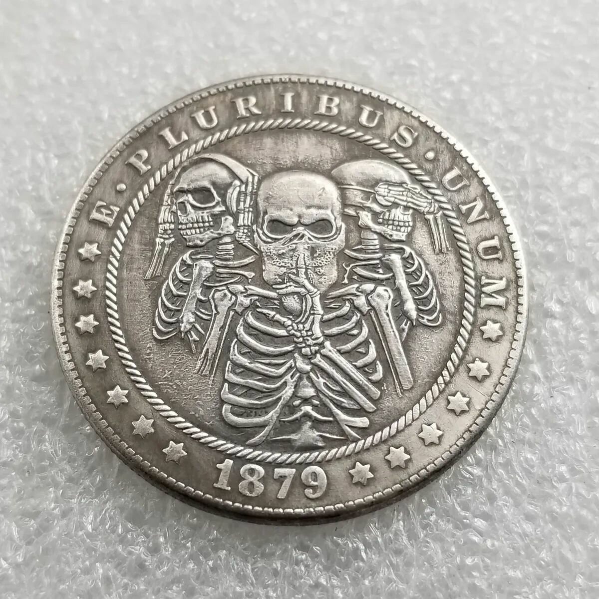 Серебряный доллар США 1879 г. Череп и орел