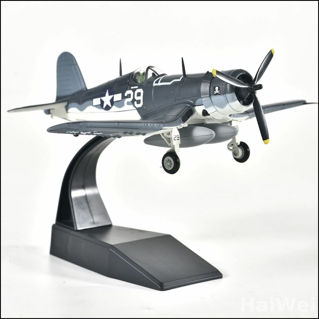 Металлическая модель истребителя F-4U в масштабе 1:72, изготовленная методом литья под давлением, станет идеальным коллекционным экземпляром для любителей военной техники и авиамоделей.